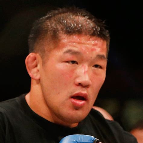 石井慧、金髪恋人とクロアチアでハグトレ ミケルソンを抱き寄せながら Encount