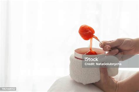 미용사의 손에 흰색 항아리에 빨간 투명 슈가링 페이스트 Waxing에 대한 스톡 사진 및 기타 이미지 Waxing 깨끗한