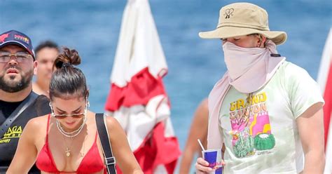 Bad Bunny Y Gabriela Berlingeri Pasean Por Las Playas De Miami