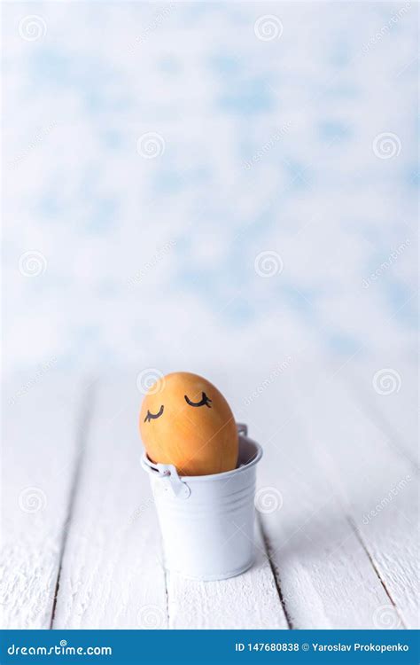 Os Ovos Da P Scoa Em Uma Cubeta Pequena Em Um Branco Borraram O Fundo