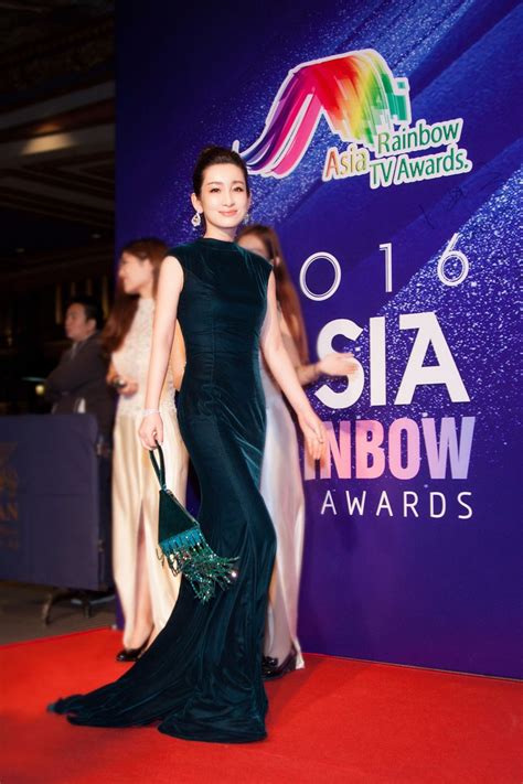 大秀美背长腿！秦海璐深v长裙妩媚动人 360娱乐，你开心就好