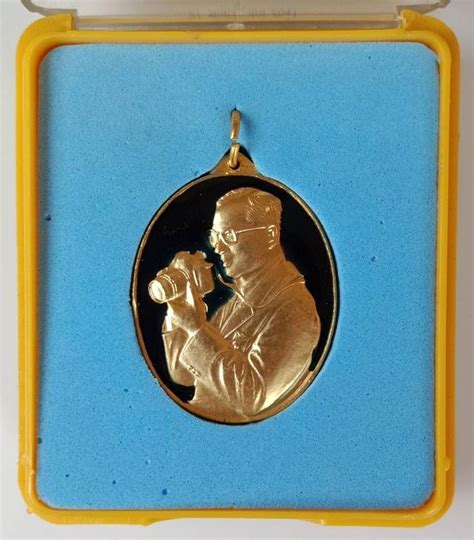 209 เข็มที่ระลึกงานเฉลิมพระเกียรติฯ พระบรมรูปพระบาทสมเด็จพระเจ้าอยู่หัวในพระอิริยาบถทรงฉายภาพ