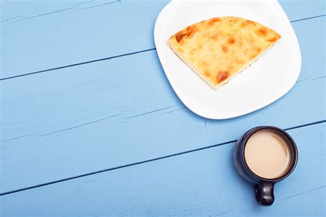 뜨거운 차 또는 커피 우유 아침 간식 건강 하 고 맛 있는 파이 0명에 대한 스톡 사진 및 기타 이미지 0명 노랑 달콤한 음식 Istock