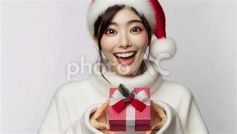 クリスマスプレゼントをもらって驚く女性 No 28051923｜写真素材なら「写真ac」無料（フリー）ダウンロードok