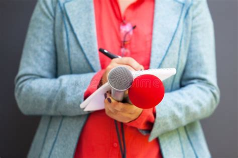 Periodista De Sexo Femenino En La Rueda De Prensa Escribiendo Las