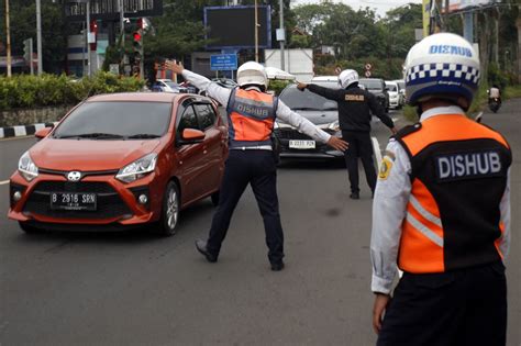 FOTO Pemberlakuan Ganjil Genap Kendaraan Di Jalur Wisata Puncak Bogor