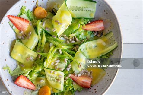 줄무늬 나무 테이블에 접시에 제공되는 생 녹색 채소와 딸기로 만든 신선한 여름 살롱의 바로 위에 샐러드에 대한 스톡 사진 및 기타 이미지 Istock