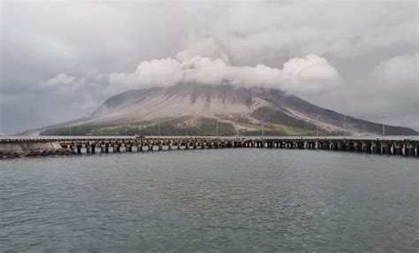 【时事】印尼鲁昂火山5次火山爆发 当局发布海啸预警 Melody