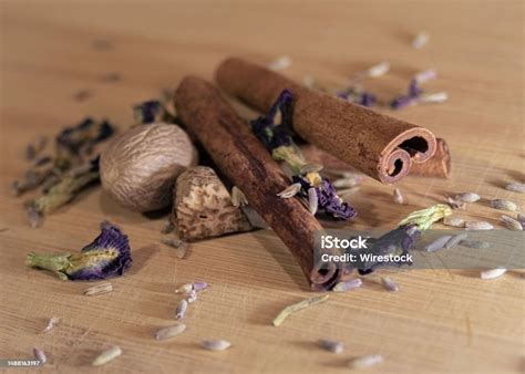 소박한 나무 테이블에 계피 향신료 허브를 포함한 향기로운 향신료 계피에 대한 스톡 사진 및 기타 이미지 계피 깨끗한