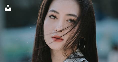 뱀 가죽 셔츠를 입고 긴 머리를 가진 여자 사진 Unsplash의 무료 여자 이미지