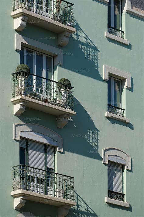 Un Edificio Alto Con Balcones Y Balcones En Los Balcones Foto Imagen
