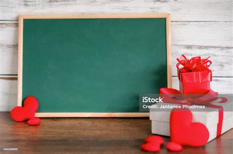 레드 하트와 나무 배경에 텍스트를 추가 하기 위한 빈 보드와 발렌타인 선물 상자 해피 발렌타인 데이 개념입니다 개념에 대한 스톡