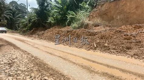 村民清理山泥．土崩路段通车 地方 北砂