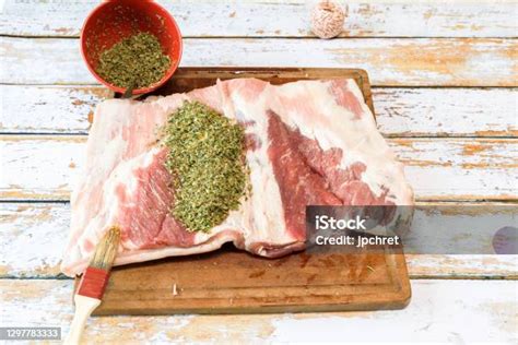 두께가 열린 신선한 돼지 고기 배꼽에 배치 향기로운 허브의 혼합물과 포르쉐타의 준비 0명에 대한 스톡 사진 및 기타 이미지