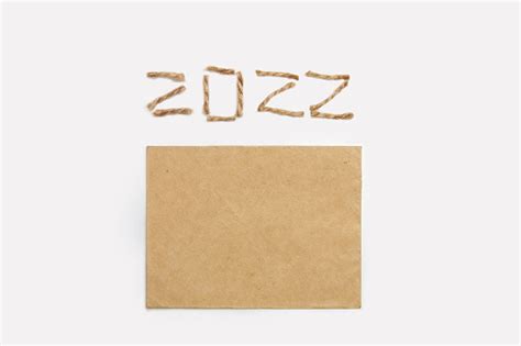 빈 에코 카드 새해 복 많은 2022 새해 컨셉은 2022년 새해를 환영하며 흰색 배경에 크래프트 로프 나 황마로 작성되었습니다