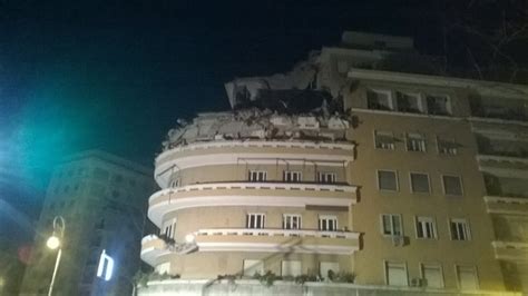Un Inquilino Ha Chiamato I Pompieri Venite Il Palazzo Sta Cedendo