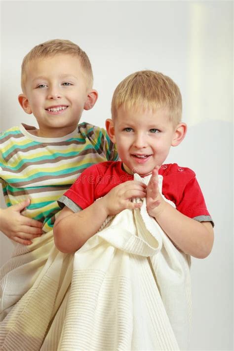 Dos Hermanos De Los Niños Pequeños Que Juegan Con Las Toallas Foto De