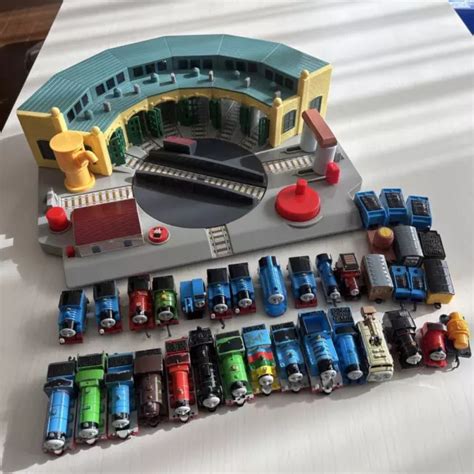 Lot Vrac Capsule Plarail Thomas Turntable Engine Shed Tomica Eur 11851