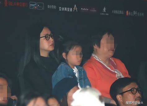刘德华夫妇现身女儿学校！独自背包不带助理，一旁朱丽倩气质绝佳