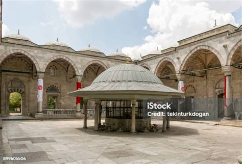Fatih 이스탄불 터키의 악사라이 지역에서 역사적인 오스만 Yavuz 술탄 셀 림 사원 분수 모스크에 대한 스톡 사진 및 기타