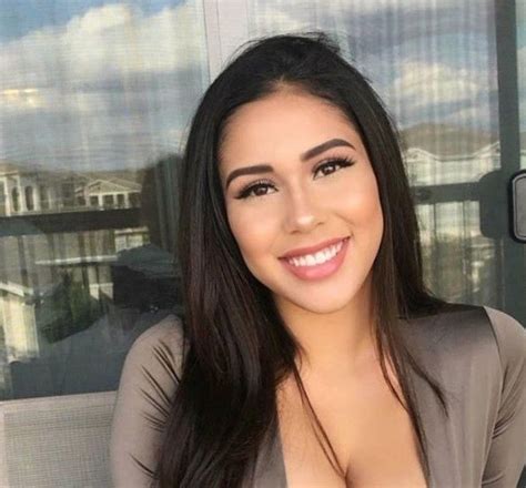 Cleavage Girls 32 Pics