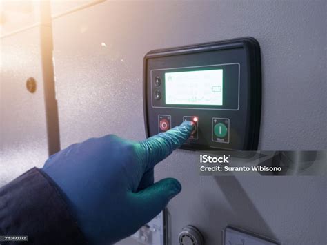 전기 기술자는 파란색 장갑을 착용하고 패널 발전소의 인터록 발전기 시스템을 점검 및 제어합니다 점검 및 유지 보수 자동 제어 발전기 스위치 기어 검사 보기에 대한 스톡 사진