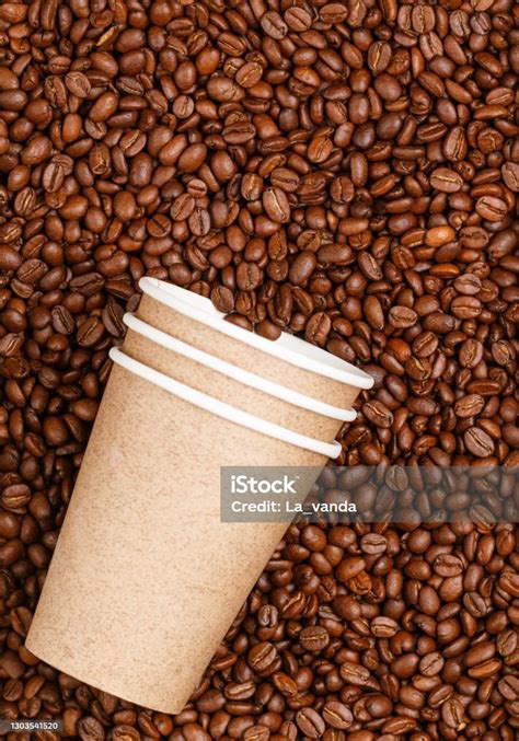 구운 커피 콩과 종이 컵 테이크 아웃 음료의 개념 요리 배경 최고 보기 선택적 초점 0명에 대한 스톡 사진 및 기타 이미지 0명 가득 찬 갈색 Istock