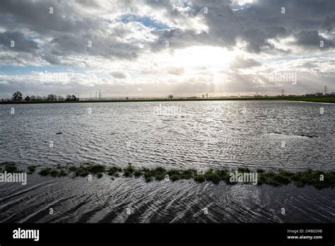 Hochwasser - überflutete Felder nach Dauerregen, Symbolfoto. Im Herbst ...