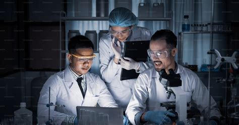 의학 연구 과학자 팀이 공동으로 차세대 실험 약물 치료를 연구하고 있습니다 실험실은 바쁘고 밝고 현대적으로 보입니다 사진 Unsplash의 병원 이미지