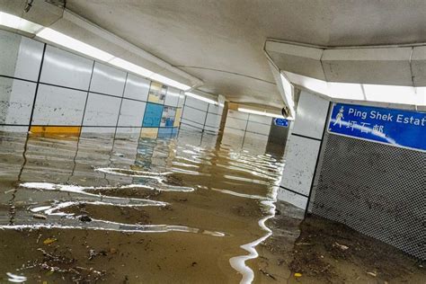 139年来最高雨量！香港遭暴雨侵击⚡洪水「涌入地铁站街道」惨成水城！