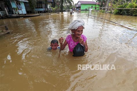 Hampir Dua Bulan Warga Muaro Jambi Hidup Di Tengah Banjir Republika