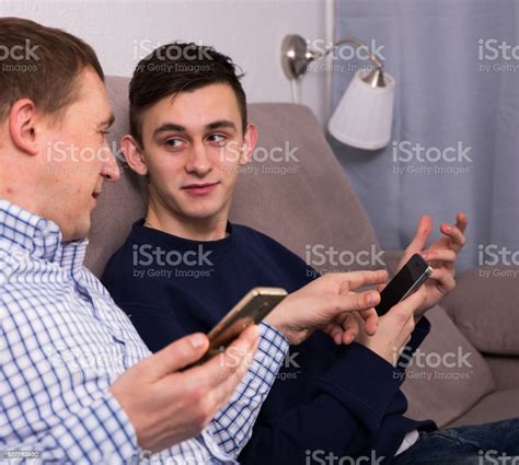 Männchen Mit Seinem Sohn Zusammen Ausruhen Und Auf Handy Spielen