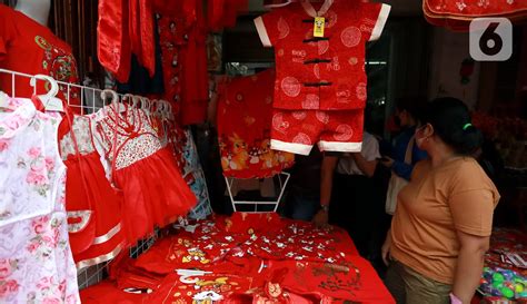 Semarak Penjualan Pernak Pernik Imlek Di Kawasan Pecinan Jakarta Foto