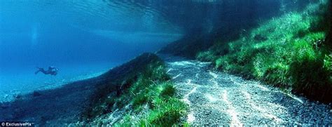 ダムの底に沈んでしまった村を元住民のダイバーが訪れるといった悲しいストーリーを連想してしまいそうな写真ですが実はこれは標高800m近い