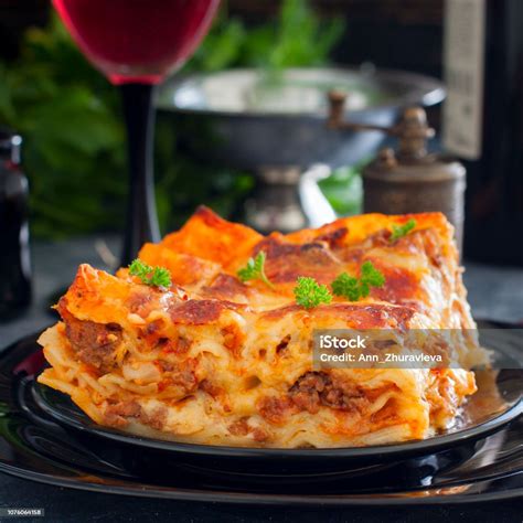 광장의 전통적인 수 제 라자 냐 Bolognese 슬라이스 라자냐에 대한 스톡 사진 및 기타 이미지 라자냐 준비 0명