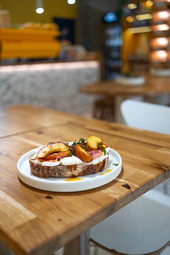 아침 샌드위치 빵 토스트 구운 복숭아와 치즈를 곁들인 브루스케타 건강한 전채 또는 스낵 음식 조리법 배경입니다 클로즈업 0명에 대한 스톡 사진 및 기타 이미지 Istock