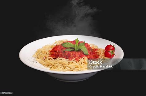熱麵食在深色背景上蒸制義大利面與辛辣的番茄醬在黑色背景熱食概念 照片檔及更多 意式麵 照片 意式麵 蒸汽 沸騰的 Istock
