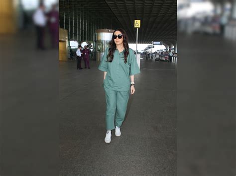 Karisma Kapoor Wear Loose Pajama Kurta At Mumbai Airport See Stylish