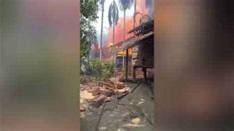 ရခိုင်တောင်ပိုင်းတွင် လက်နက်ကြီးမှန်ပြီး လူနေအိမ် ၃၀ နီးပါး မီးလောင် Bur Mizzima Com