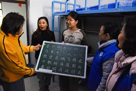 “深深长者情、关怀暖人心”——“银龄”志愿者服务队看望慰问我校学生 呼伦贝尔学院