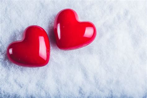 Dos Corazones Brillantes Rojos En Un Fondo Blanco Escarchado De La