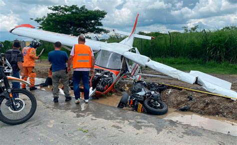 Avioneta se accidentó en Cartago y cayó sobre motociclista hay 2
