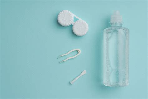블루 테이블에 살 균 액체 병 핀셋 콘택트 렌즈에 대 한 컨테이너의 상위 뷰 컷아웃에 대한 스톡 사진 및 기타 이미지 컷아웃
