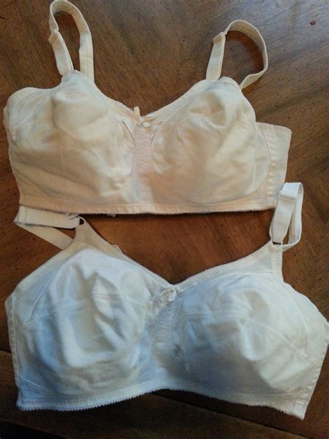 Vintage Bali White Or Beige Bra Brassiere Size 36 D Three Hook Closure