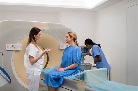 성숙한 여자 이야기 와 A 의사 전에 Mri 스캔 방사선에 대한 스톡 사진 및 기타 이미지 방사선 앉음 여성 Istock