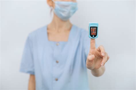 흰색에 고립 된 의사의 손으로 산소계를 펄스 산소 포화도 맥박수 및 산소 수준을 측정합니다 사람의 산소 포화도를 측정하는 휴대용 디지털 장치의 개념 감지기에 대한 스톡 사진