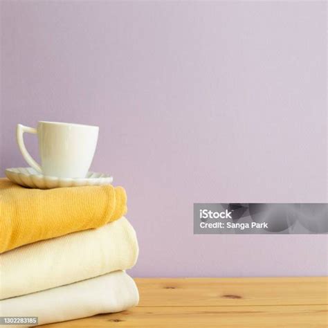 나무 테이블에 접힌 옷과 커피 한 잔을 쌓아 두었습니다 보라색 배경 복사 공간 0명에 대한 스톡 사진 및 기타 이미지 0명 가사 집안일 공란 Istock