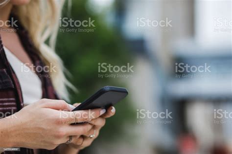 스마트 폰에서 모바일 앱을 통해 과세를 주문하는 인식 할 수없는 여성의 공간 샷 복사 스마트폰에 대한 스톡 사진 및 기타 이미지