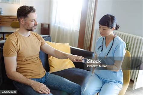 가정 환경에서 환자의 건강 모니터링을 지원하는 의료 간호사 2명에 대한 스톡 사진 및 기타 이미지 2명 40 44세 가정 방문 Istock