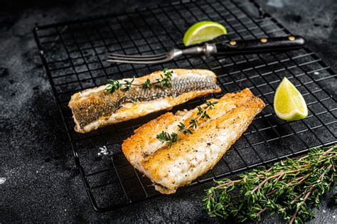Fillet Bass Laut Panggang Dengan Jeruk Nipis Dan Thyme Latar Belakang